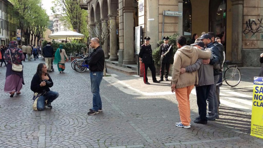 Clandestini impuniti, si fanno selfie davanti cartello anti-clandestini ...