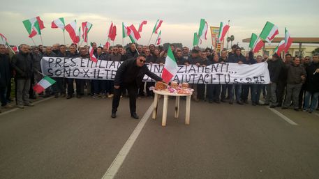 Natale in strada per 150 operai italiani licenziati | Vøx 🇮🇹 ...