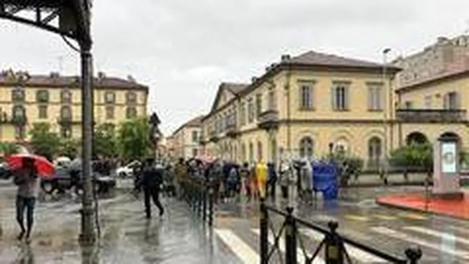 Immigrati bloccano traffico perché piove: auto ferme, cassonetti ...